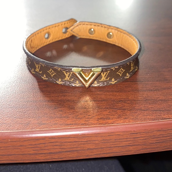 Louis Vuitton | Jewelry | Louis Vuitton Essential V Bracelet | Poshmark